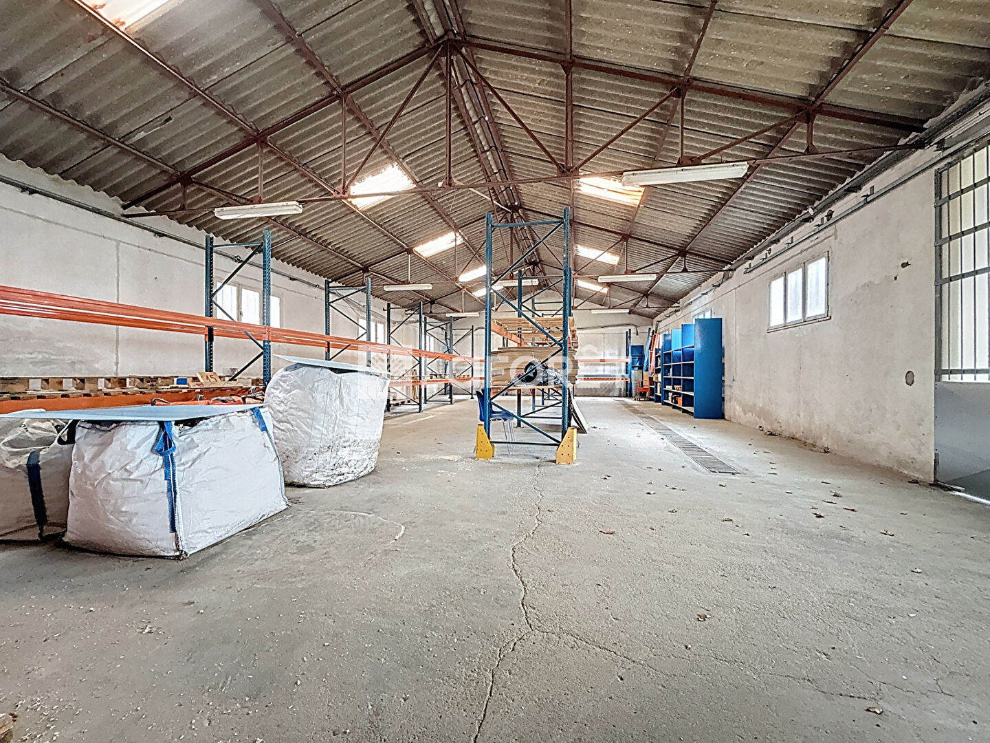 Location local commercial Brain-sur-Allonnes - 1 pièce(s) - 200 m² ...